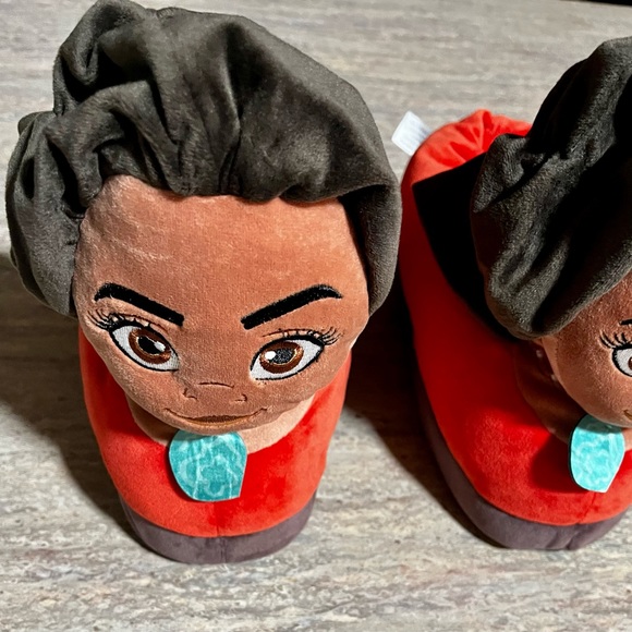 Disney | Shoes | Nwob Disneys Moana Happy Feet Slippers For Big Kids ...